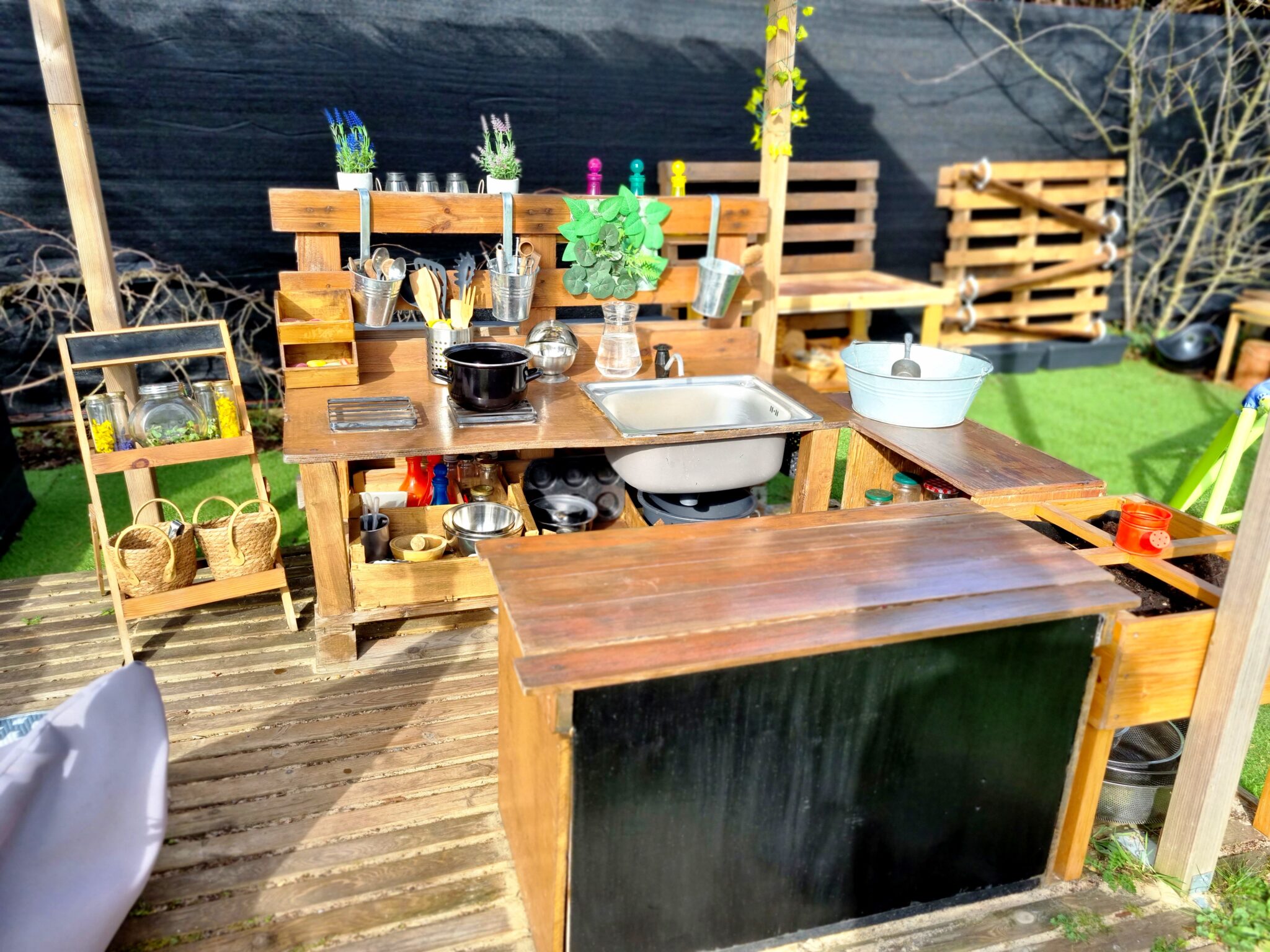 Fabriquer une mud kitchen DIY pour les enfants : tutos en français
